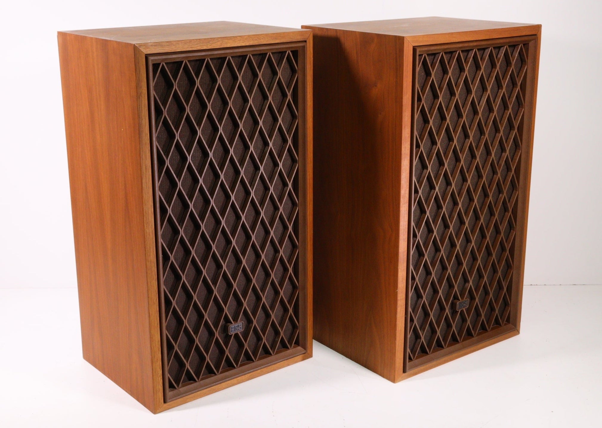 Realistic NOVA-8B Loudspeaker Speaker Pair — SpenCertified