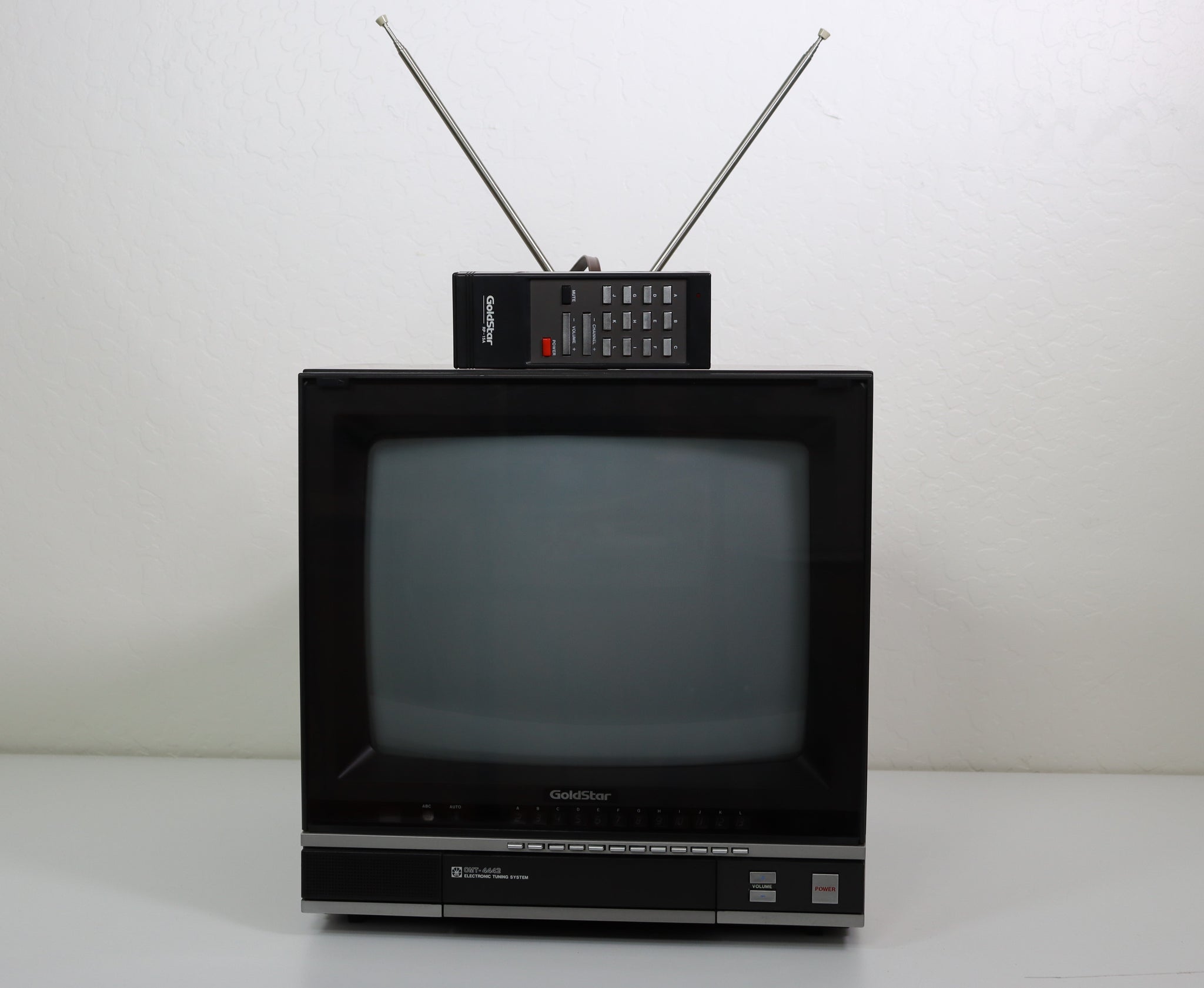 Goldstar Tube TV Television CMT-4442 Vintage Made in Korea Year 1987