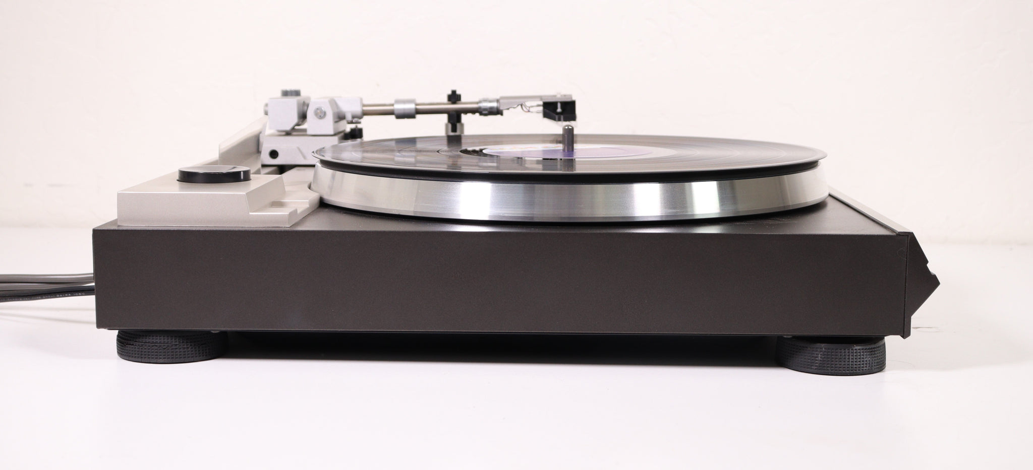Mitsubishi LT-22 PLL Quartz Logic Controlled Linear Tracking Turntable