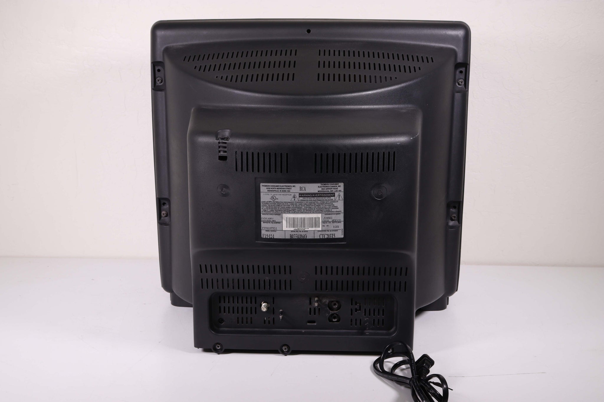 RCA F19424 Tube TV 19 Inch Retro Television Screen Entertainment Serie